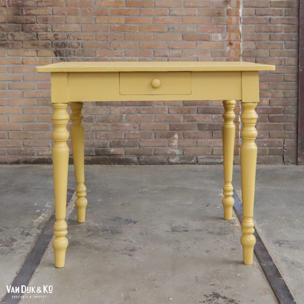 Brocante geel tafeltje » Van Dijk & Ko