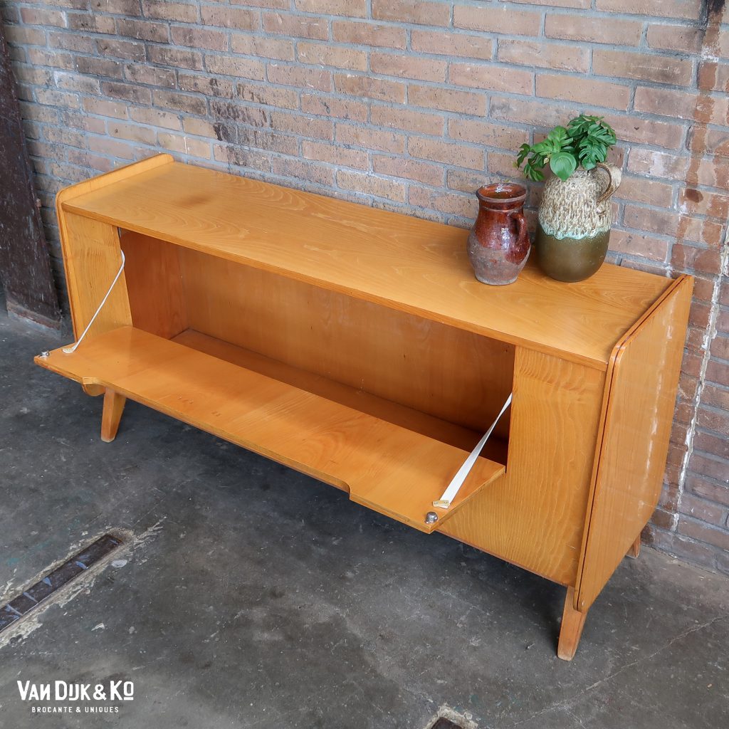 Vintage dressoir – Tatra Nabytok » Van Dijk & Ko